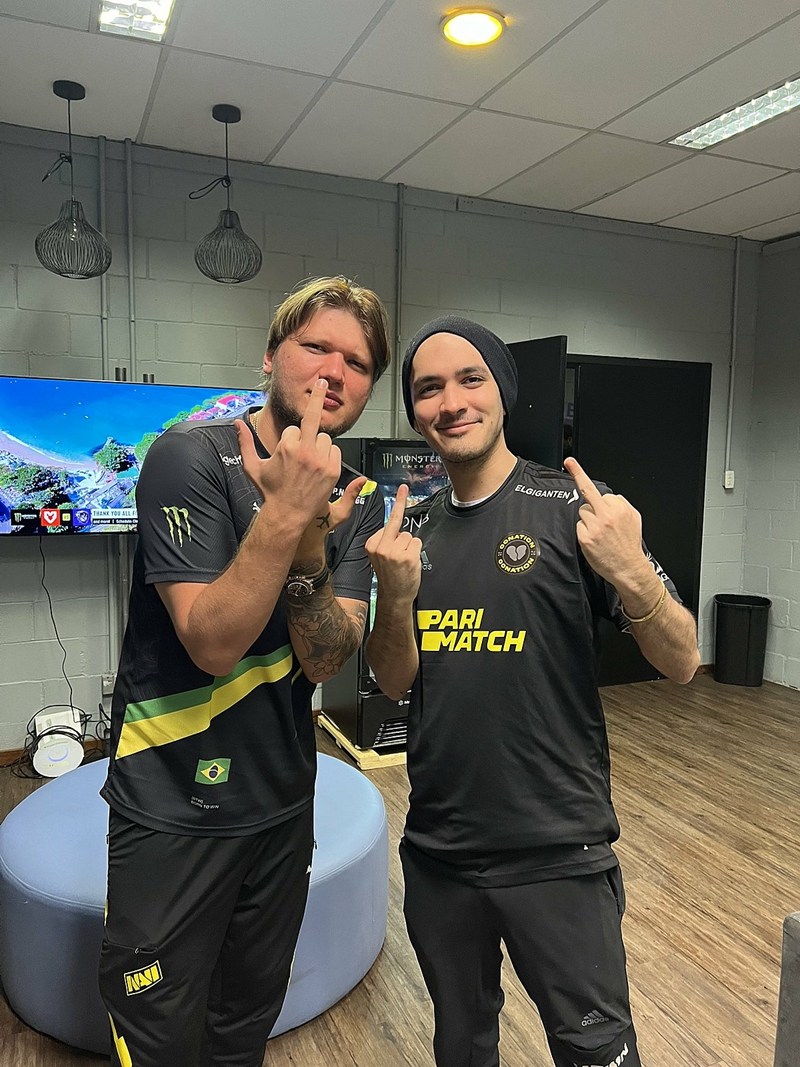 TACO与s1mple合影 共比国际通用手势_5EPlay - 5EPlay赛凡网