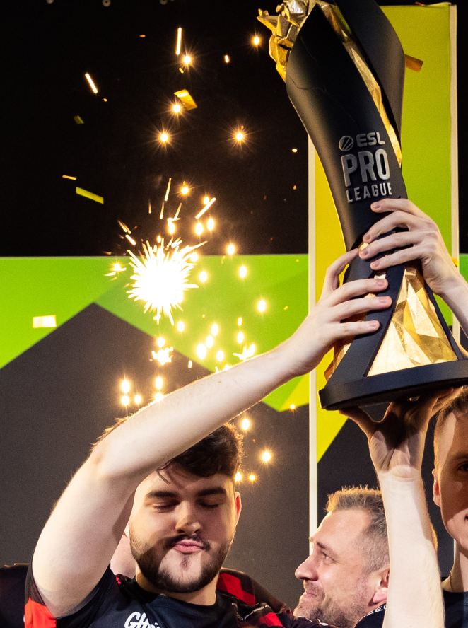 【小图集】夺冠后的FaZe队员与奖杯、金砖合影_5EPlay - 5EPlay赛凡网