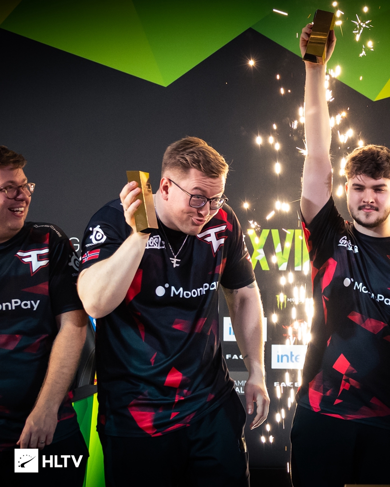 【小图集】夺冠后的FaZe队员与奖杯、金砖合影_5EPlay - 5EPlay赛凡网