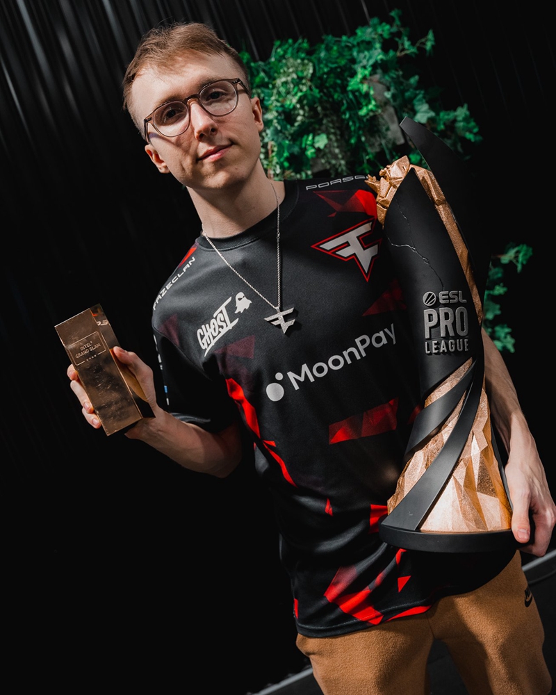 【小图集】夺冠后的FaZe队员与奖杯、金砖合影_5EPlay - 5EPlay赛凡网