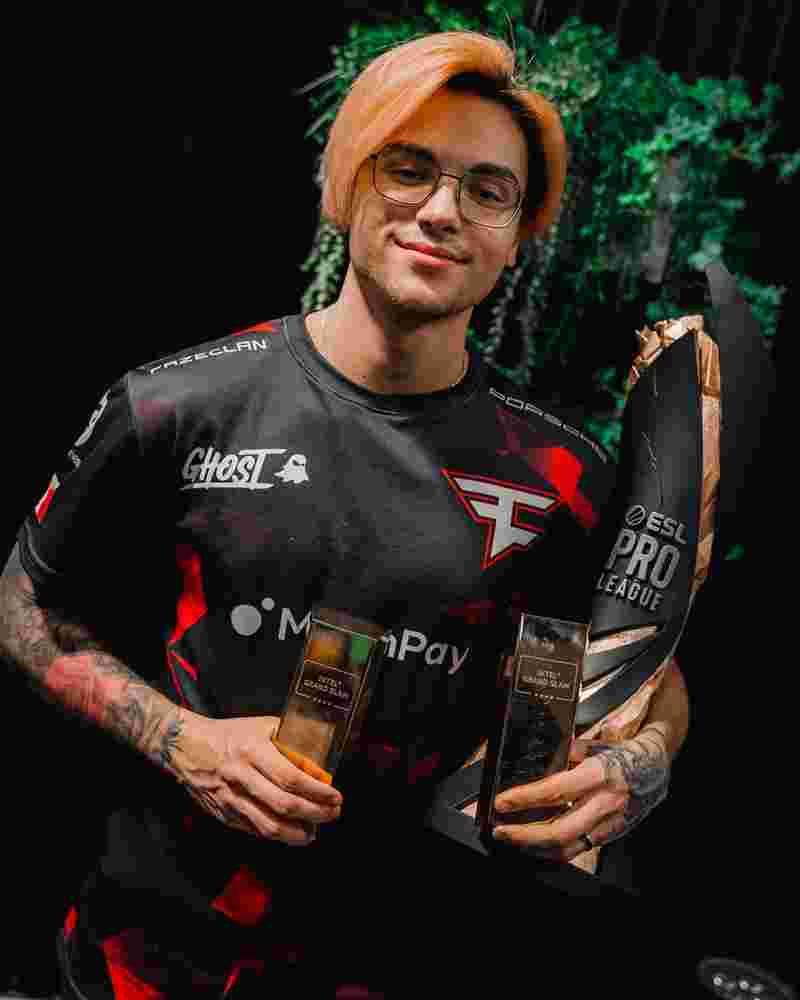 【小图集】夺冠后的FaZe队员与奖杯、金砖合影_5EPlay - 5EPlay赛凡网