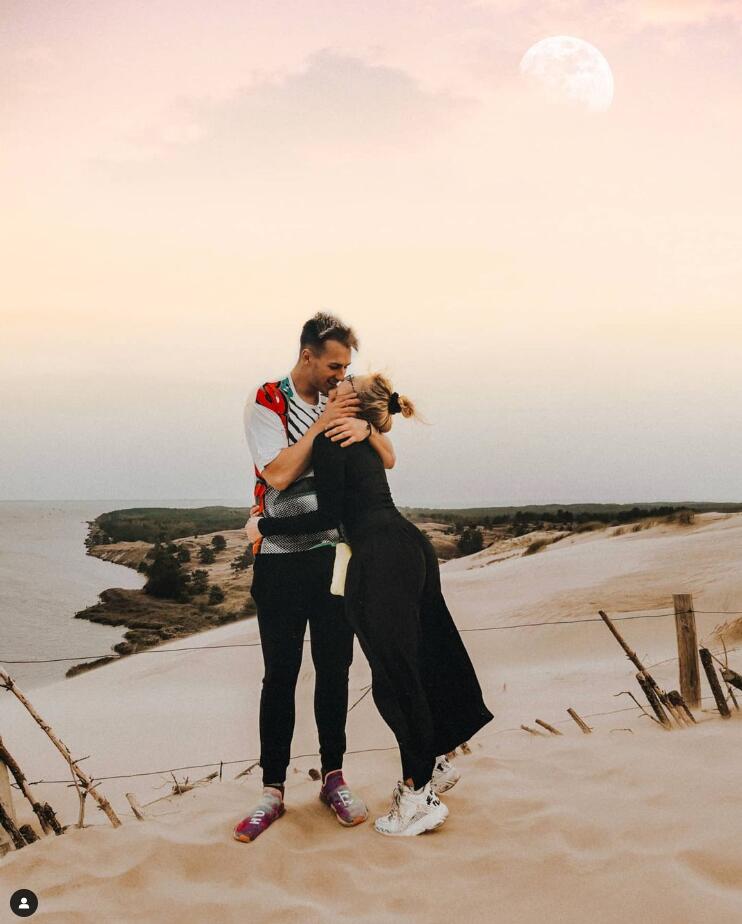 jL晒女友同s1mple合照：从没见她笑得如此灿烂