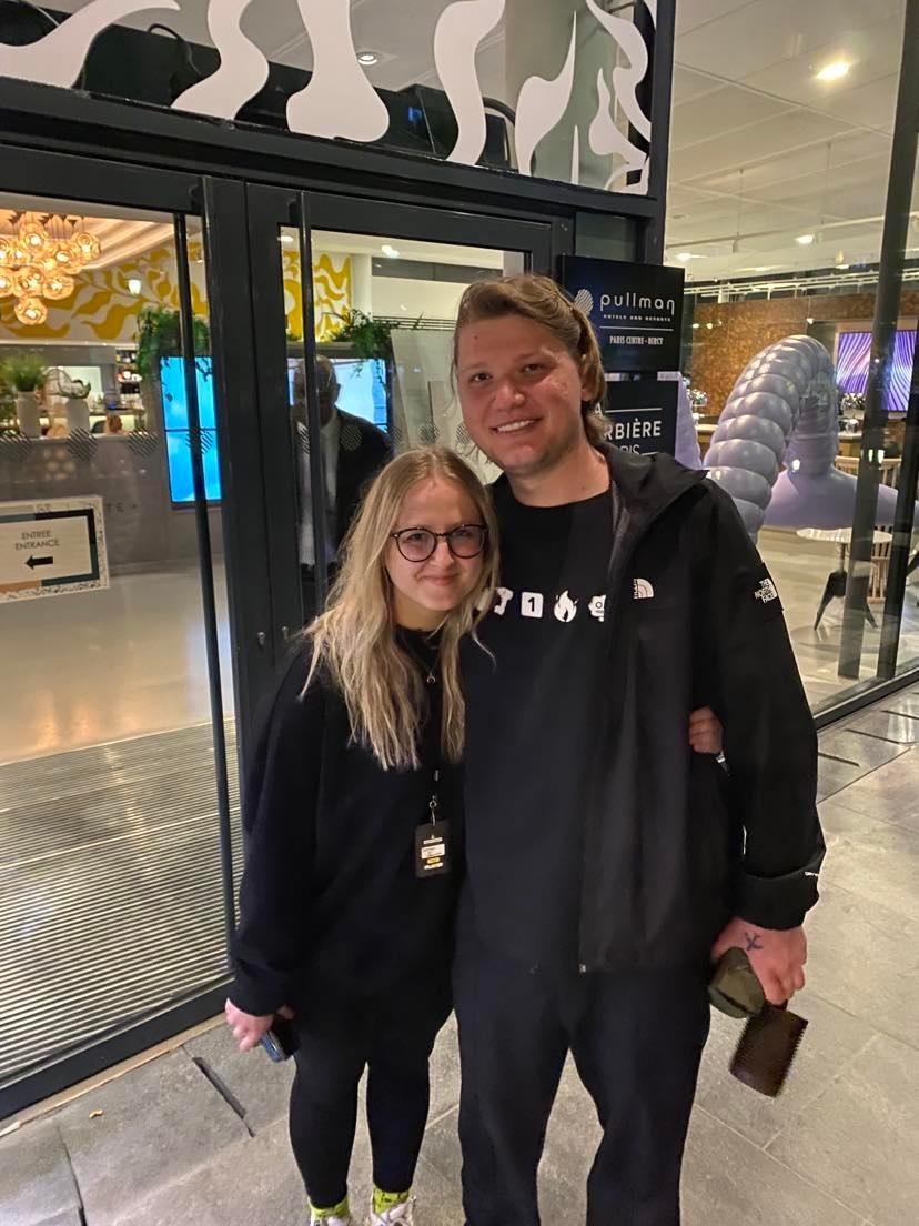 jL晒女友同s1mple合照：从没见她笑得如此灿烂