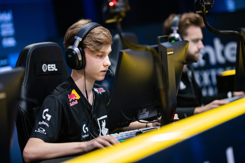 m0NESY：喜欢看s1mple直播