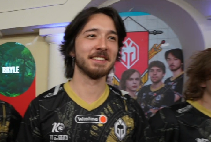 GG.TOFU充满了少女心，做了五色美甲举起奖杯乐翻全场_5EPlay - 5EPlay赛凡网