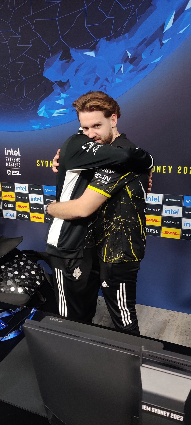 看图识人 NiKo抱着的是谁？_5EPlay - 5EPlay赛凡网