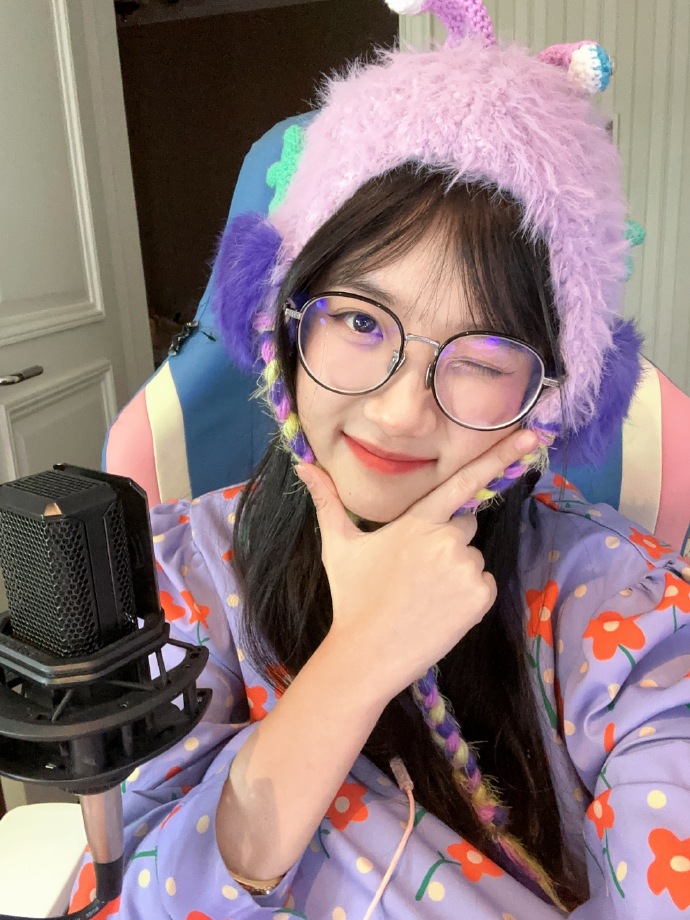 LPL官方解说mage微博晒照：引领潮流_5EPlay - 5EPlay赛凡网