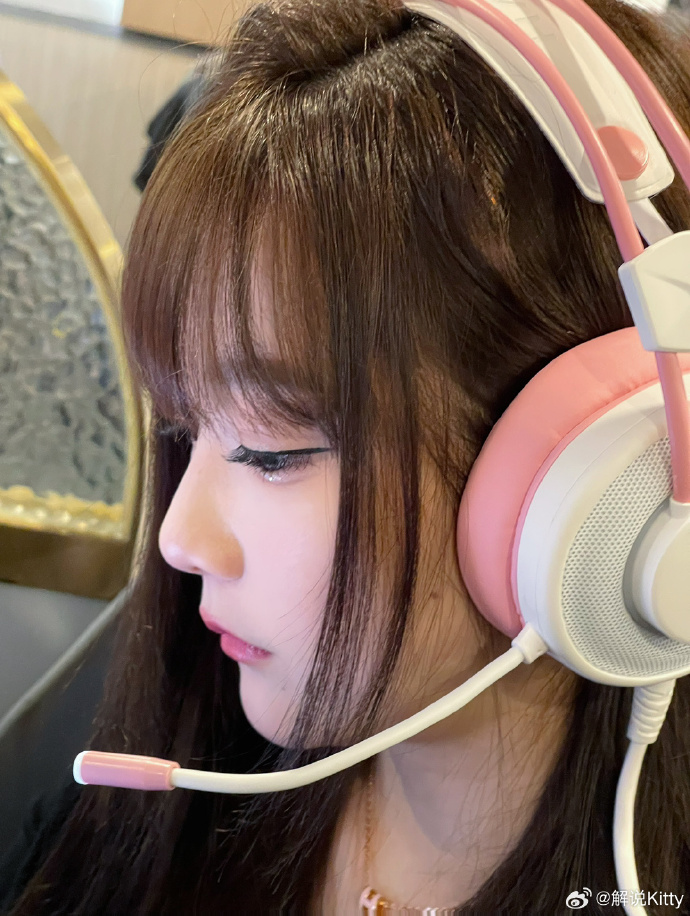 LPL英文流解说Kitty晒照：上号！来双排ovo_5EPlay - 5EPlay赛凡网