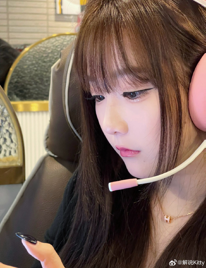 LPL英文流解说Kitty晒照：上号！来双排ovo_5EPlay - 5EPlay赛凡网