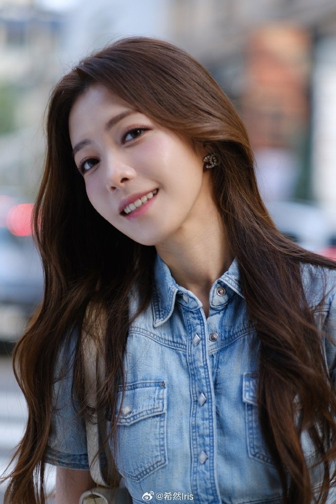 主持人希然Iris微博晒照：文案没想好 你来说_5EPlay - 5EPlay赛凡网
