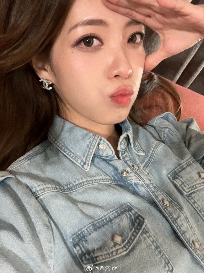 主持人希然Iris微博晒照：文案没想好 你来说_5EPlay - 5EPlay赛凡网