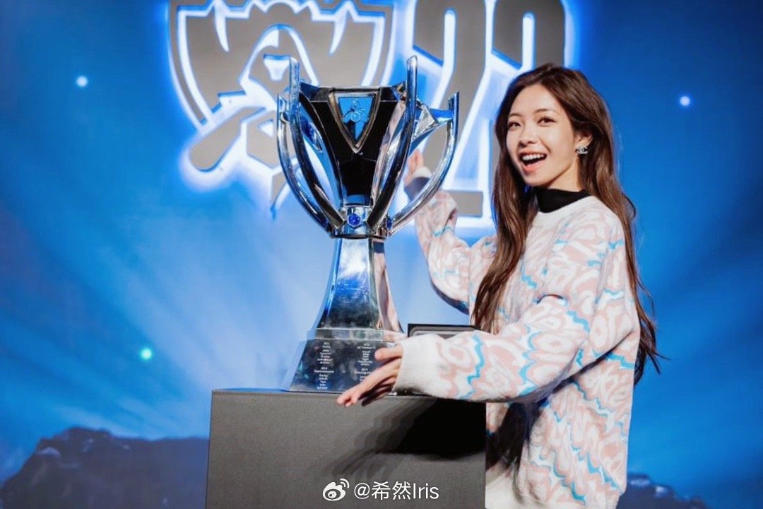 主持人希然Iris微博晒照：S13下班，下次见！_5EPlay - 5EPlay赛凡网