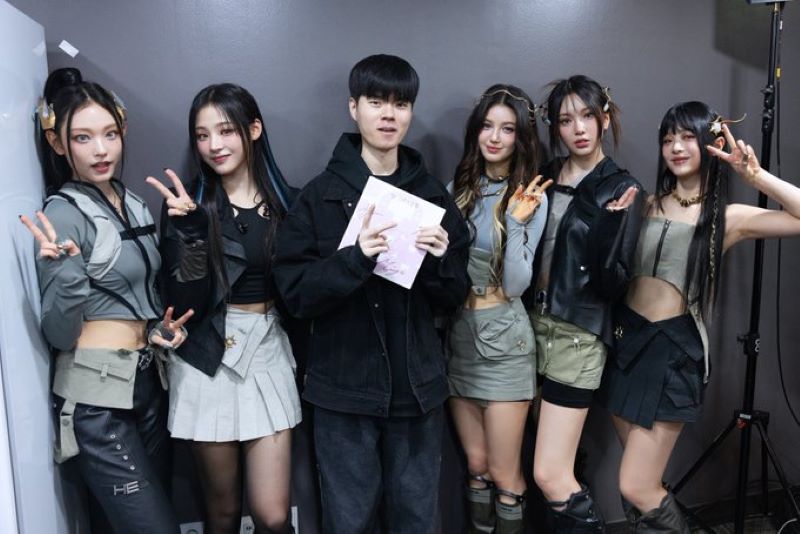 Showmaker/Deft与Newjeans合照，秀神嘴角完全压不住_5EPlay - 5EPlay赛凡网