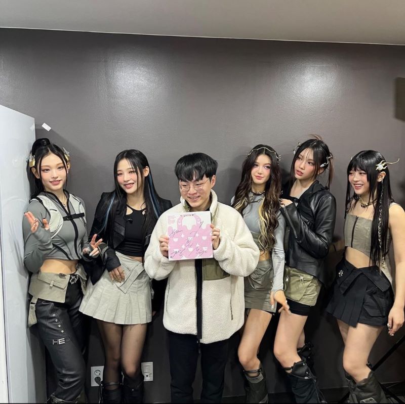 Showmaker/Deft与Newjeans合照，秀神嘴角完全压不住_5EPlay - 5EPlay赛凡网