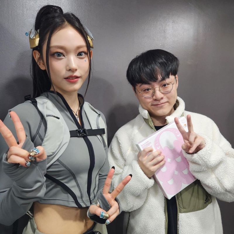 Showmaker/Deft与Newjeans合照，秀神嘴角完全压不住_5EPlay - 5EPlay赛凡网