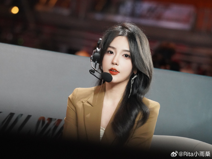 LPL解说Rita晒全明星返图：终于穿上了这条白裙子_5EPlay - 5EPlay赛凡网