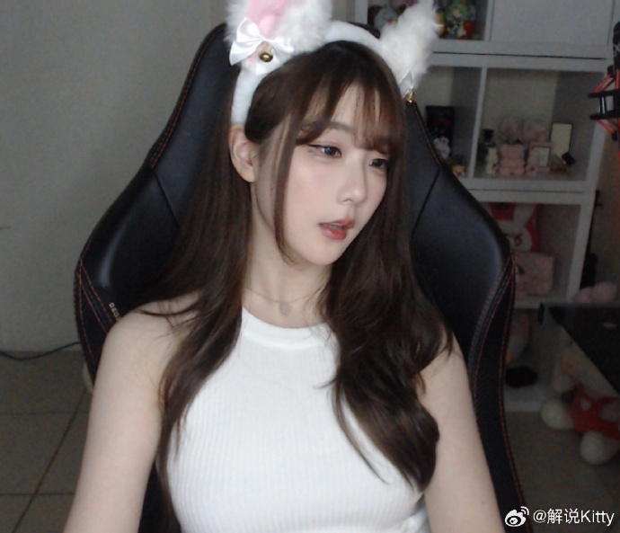 前LPL英文流解说Kitty微博晒照：来交作业咯～最爱穿的白色_5EPlay - 5EPlay赛凡网