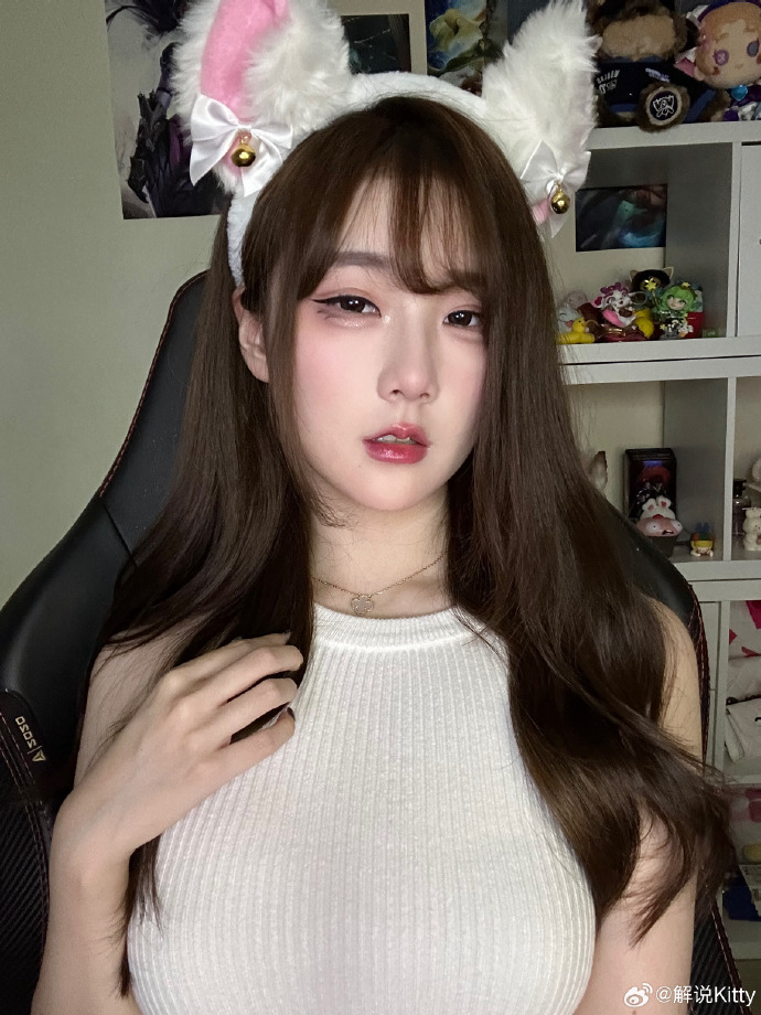 前LPL英文流解说Kitty微博晒照：来交作业咯～最爱穿的白色_5EPlay - 5EPlay赛凡网