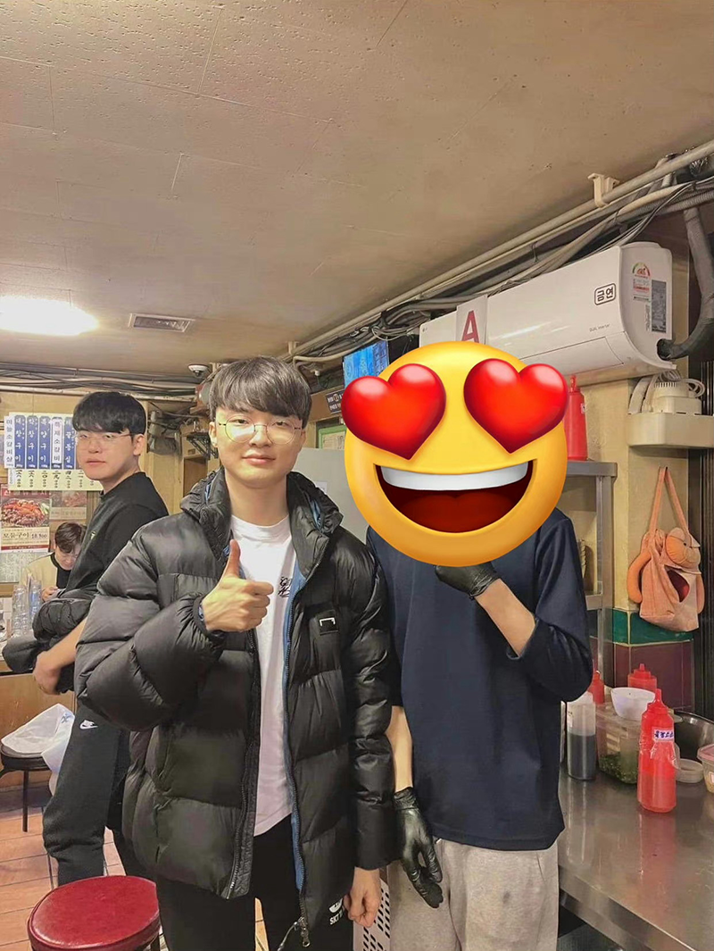 韩国网友拍摄到Faker/Gumayusi打卡LCK摄影展_5EPlay - 5EPlay赛凡网