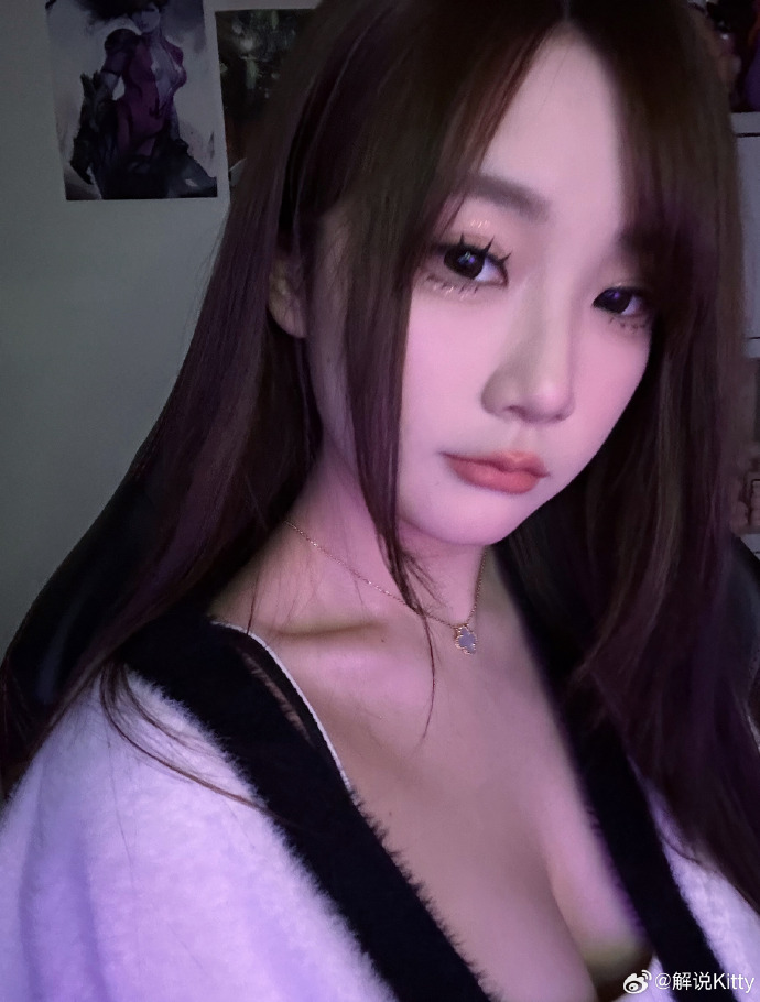 解说Kitty微博晒照：粉红灯光纯欲表情诱人_5EPlay - 5EPlay赛凡网