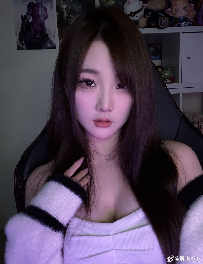 解说Kitty微博晒照：粉红灯光纯欲表情诱人_5EPlay - 5EPlay赛凡网