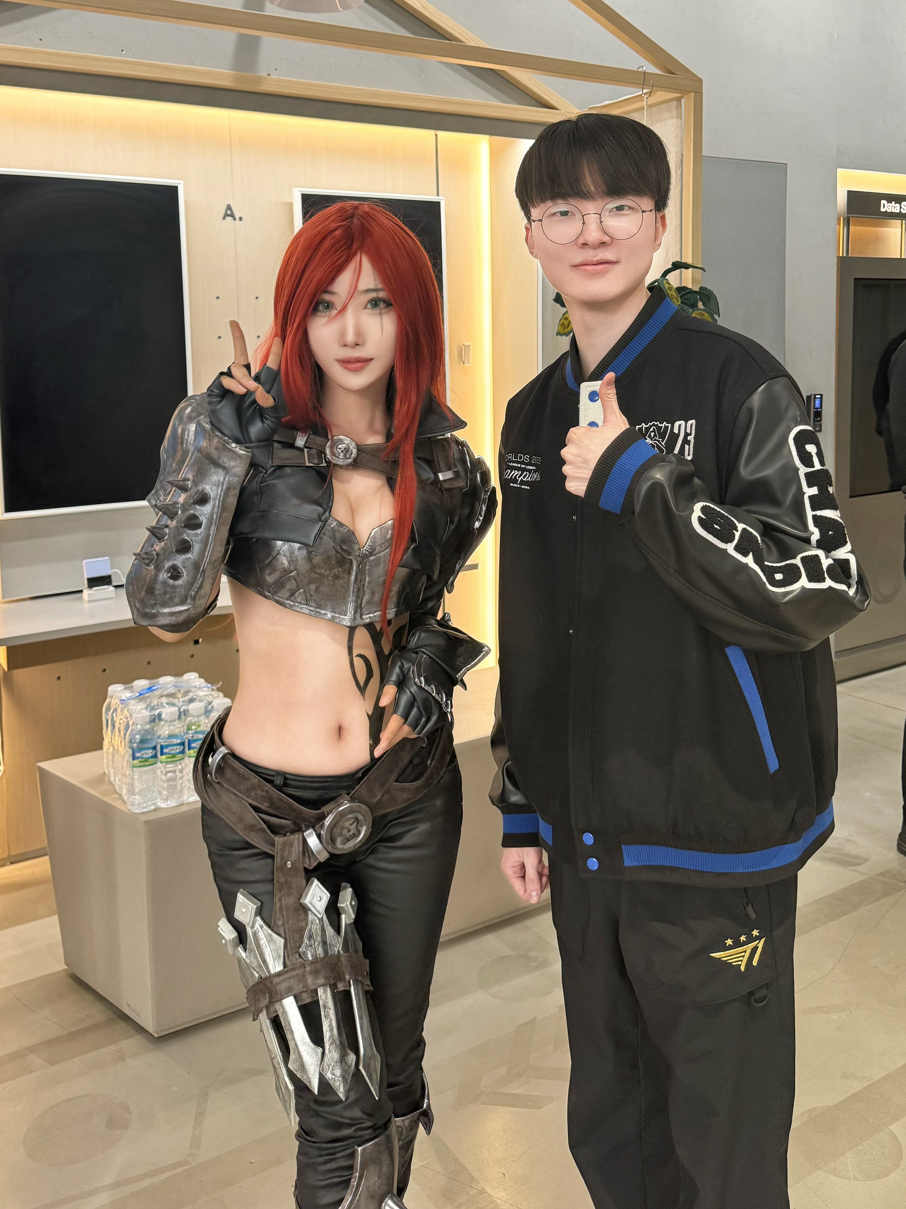 卡特琳娜coser分享与Faker的合照：耶！_5EPlay - 5EPlay赛凡网