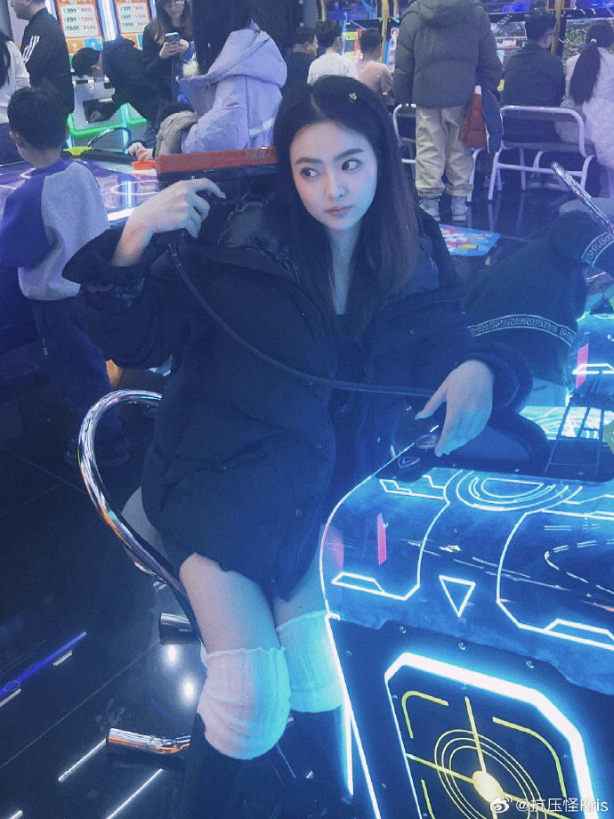 LPL解说Kris微博晒照：圆脸猫~_5EPlay - 5EPlay赛凡网