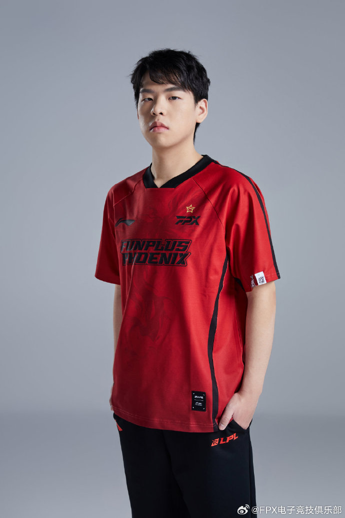 FPX春季赛定妆照一览：炫彩款队服以赤朱覆五色_5EPlay - 5EPlay赛凡网