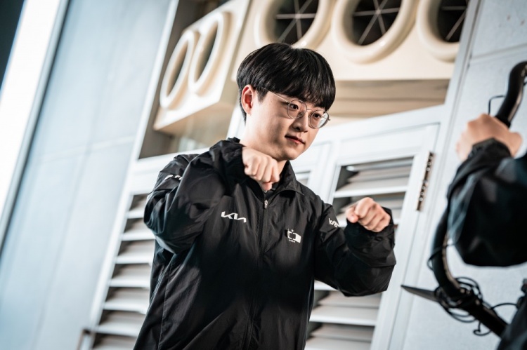 Showmaker定妆照花絮一览：重现面对镜头的经典表情_5EPlay - 5EPlay赛凡网