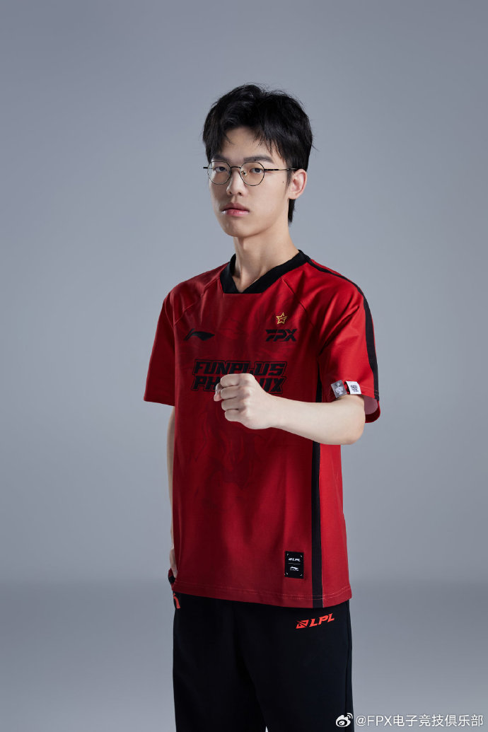 FPX春季赛定妆照一览：炫彩款队服以赤朱覆五色_5EPlay - 5EPlay赛凡网