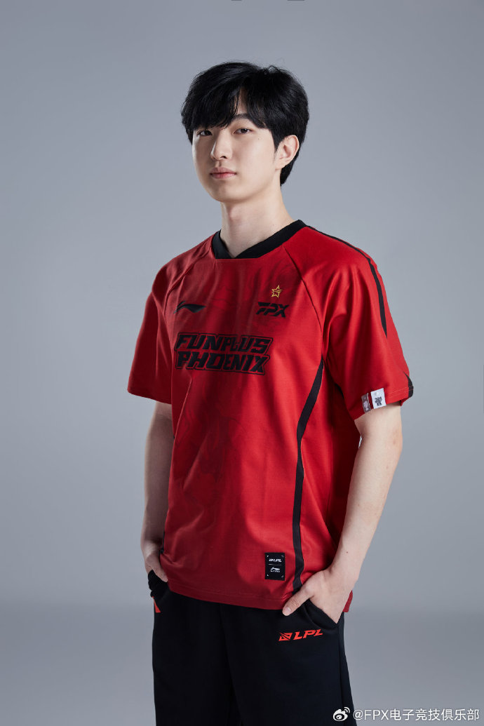 FPX春季赛定妆照一览：炫彩款队服以赤朱覆五色_5EPlay - 5EPlay赛凡网