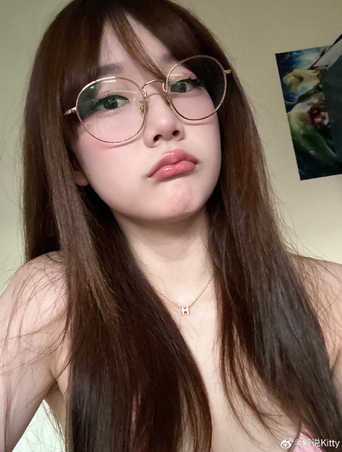 LPL前英文流解说Kitty微博晒照：这样的Loopy你们有吗？_5EPlay - 5EPlay赛凡网