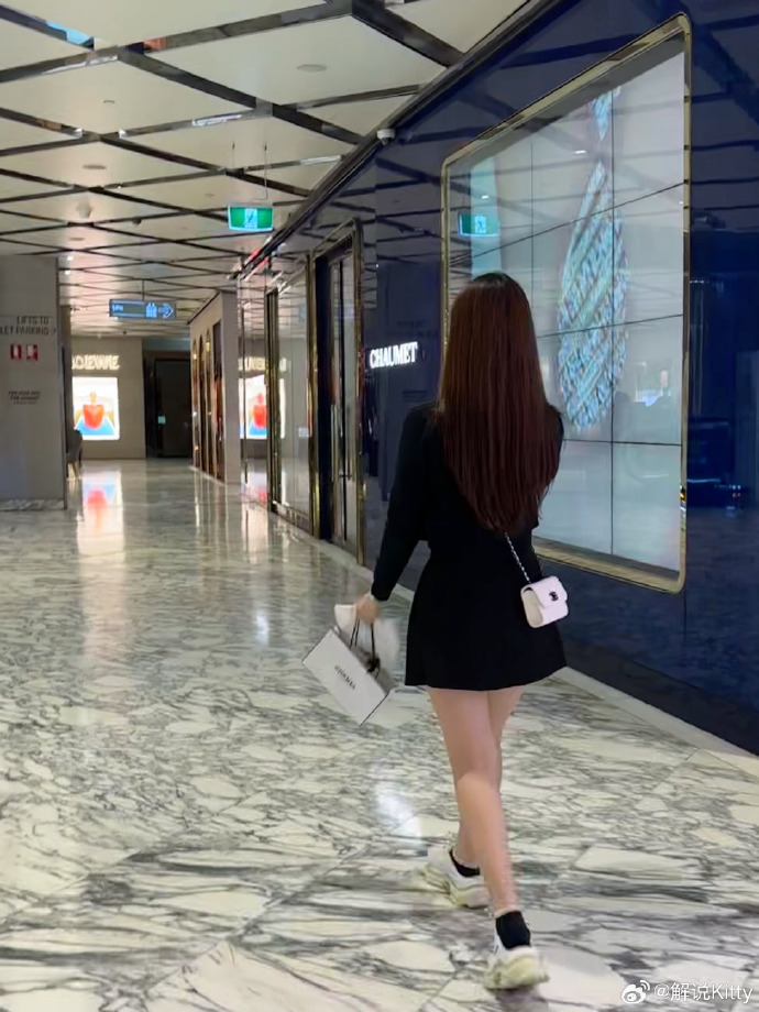 原LPL英文流解说Kitty晒照：悉尼City Walk_5EPlay - 5EPlay赛凡网