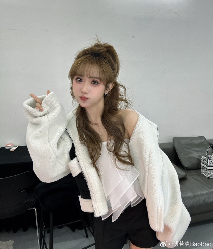 LPL主持BaoBao微博晒照：三月也是努力工作的好宝子_5EPlay - 5EPlay赛凡网