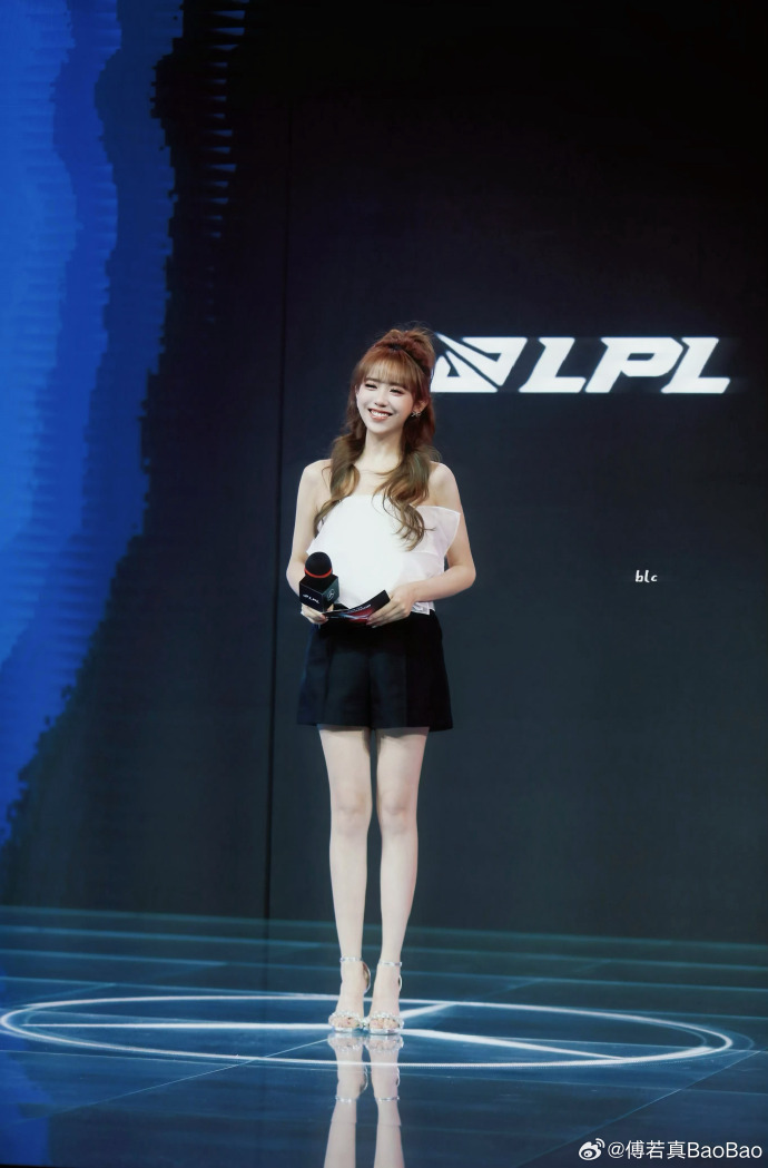LPL主持BaoBao微博晒照：三月也是努力工作的好宝子_5EPlay - 5EPlay赛凡网