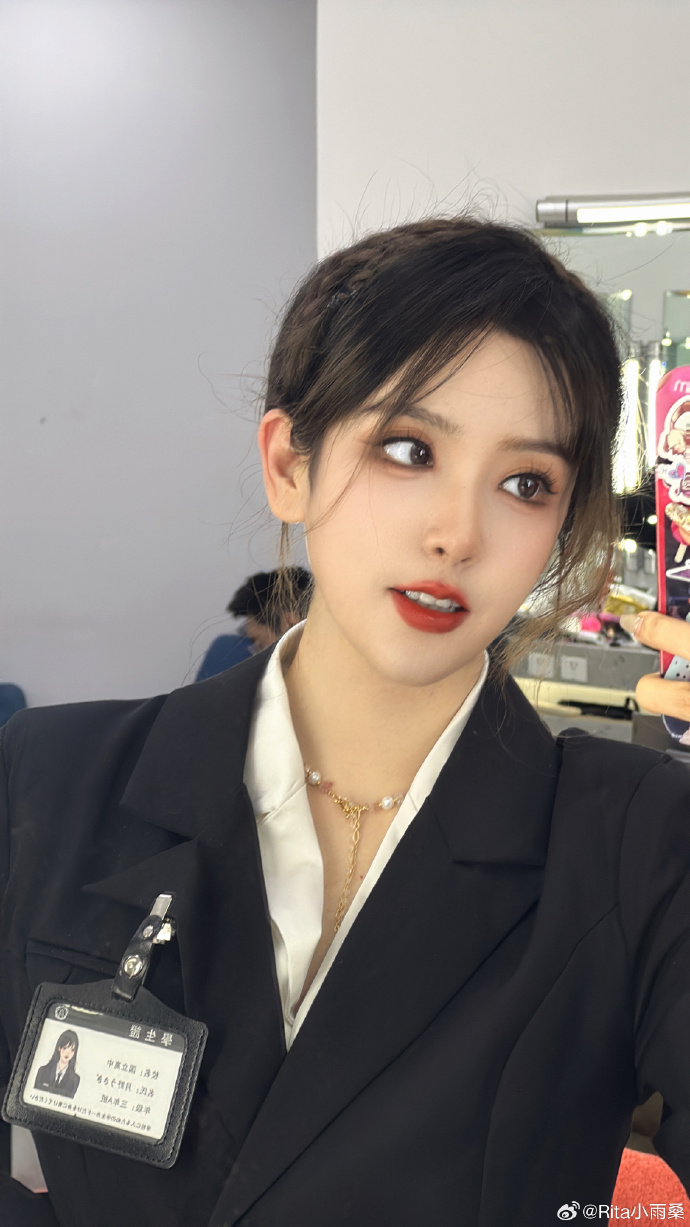 LPL解说Rita微博晒照：阳光真好捏 今天_5EPlay - 5EPlay赛凡网