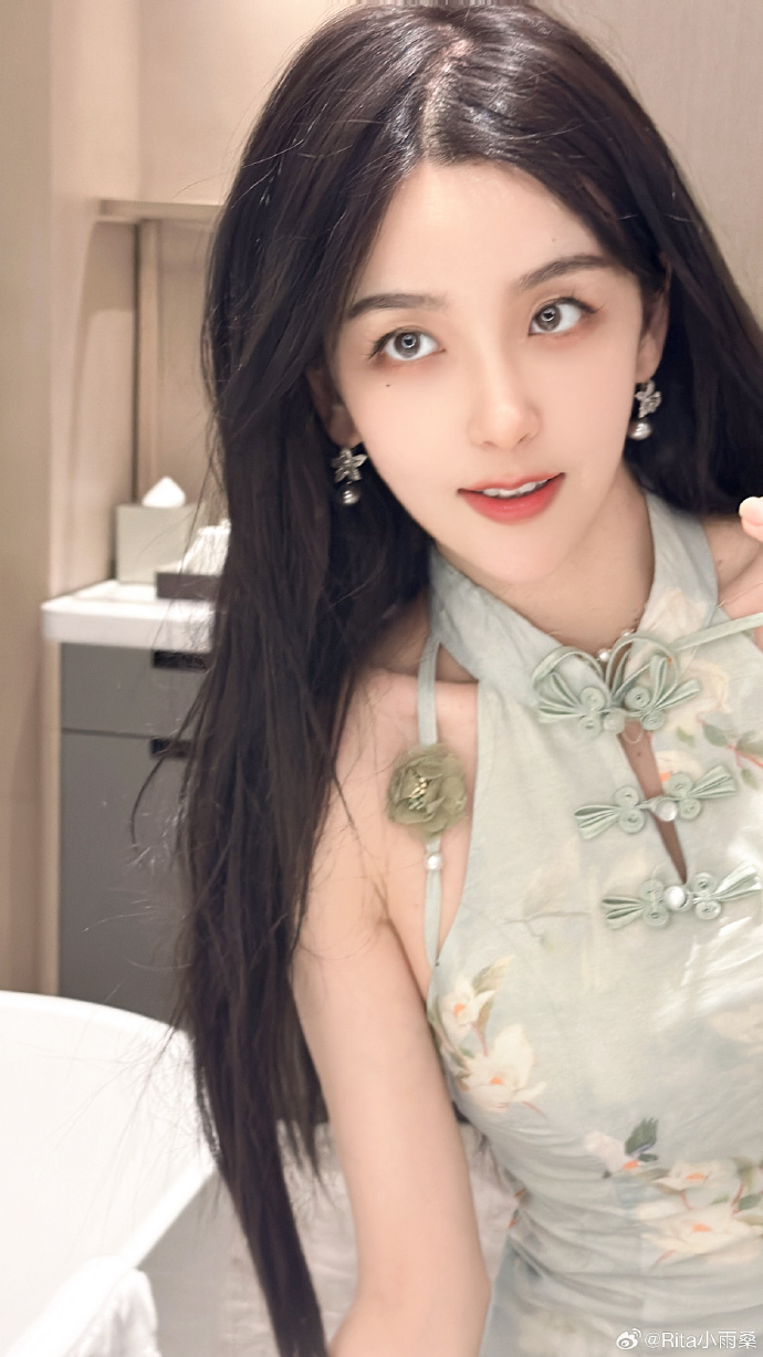 LPL解说Rita晒照：啊，落地！都在看比赛吗～_5EPlay - 5EPlay赛凡网