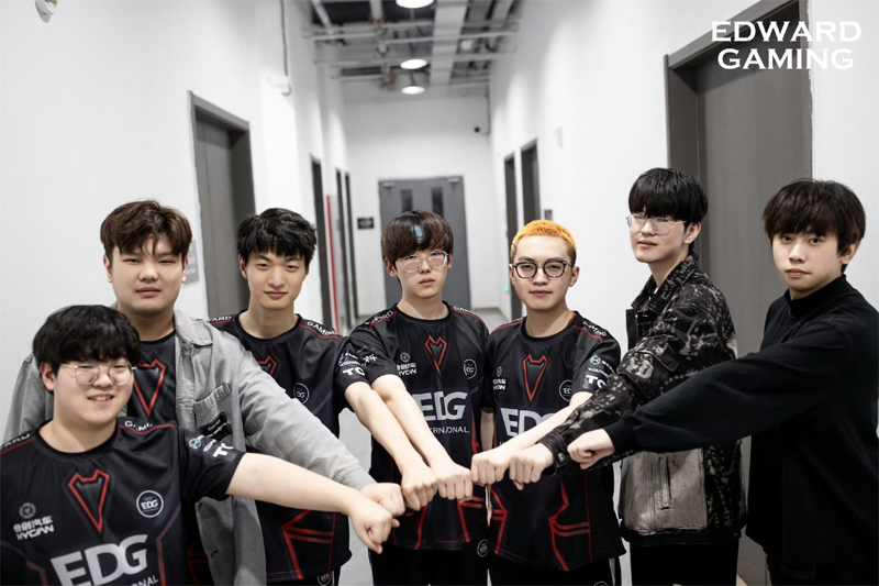 EDG晒Jiejie、Ale与瓦电选手合影：不要小瞧EDG的羁绊_5EPlay - 5EPlay赛凡网