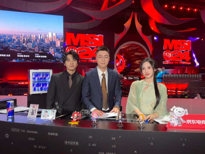 LPL解说鼓鼓分享昨日解说返图：旗袍限定周Day1_5EPlay - 5EPlay赛凡网