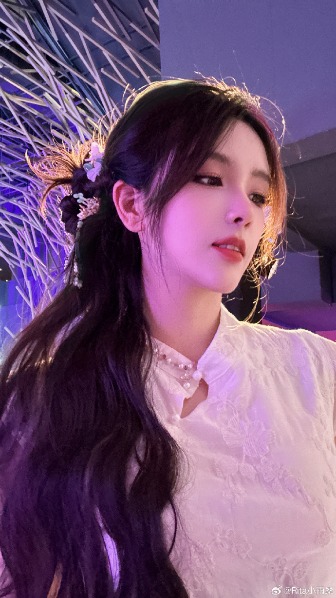 LPL解说Rita分享照片：这个呢这个呢_5EPlay - 5EPlay赛凡网