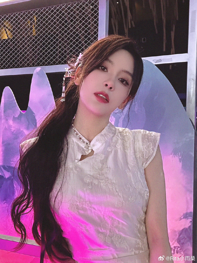 LPL解说Rita分享照片：这个呢这个呢_5EPlay - 5EPlay赛凡网