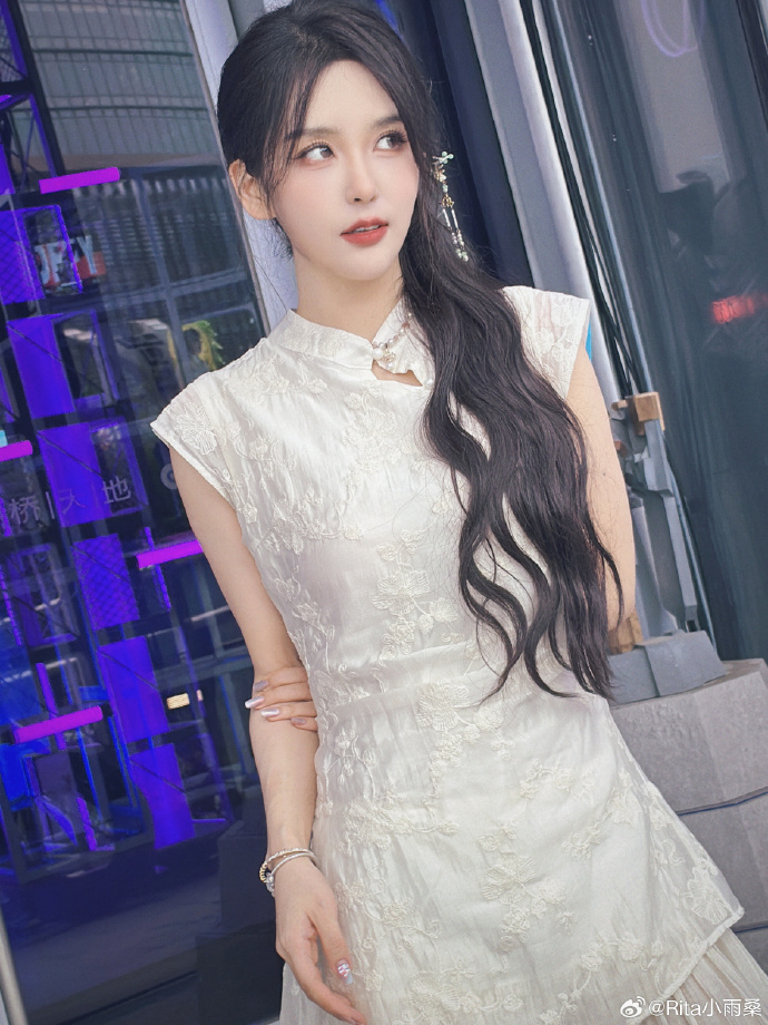 LPL解说Rita分享照片：这个呢这个呢_5EPlay - 5EPlay赛凡网