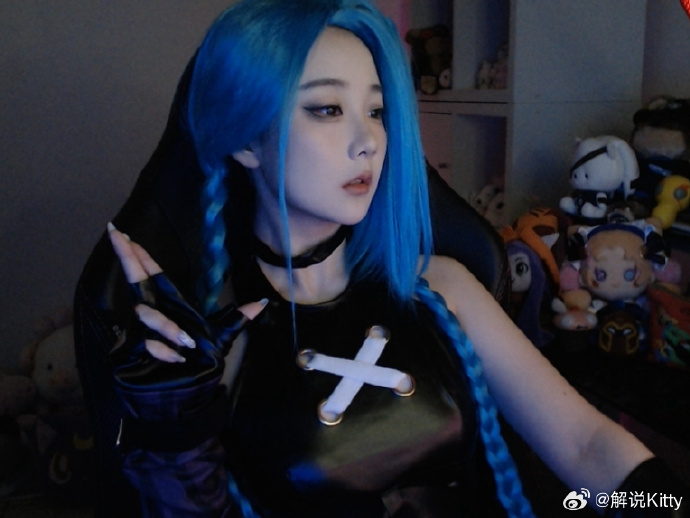 前LPL英文流解说Kitty分享金克斯COS照：爆爆~_5EPlay - 5EPlay赛凡网