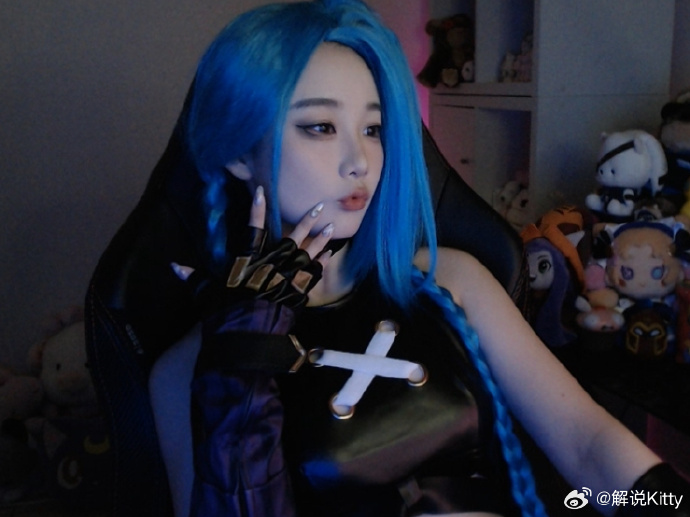 前LPL英文流解说Kitty分享金克斯COS照：爆爆~_5EPlay - 5EPlay赛凡网