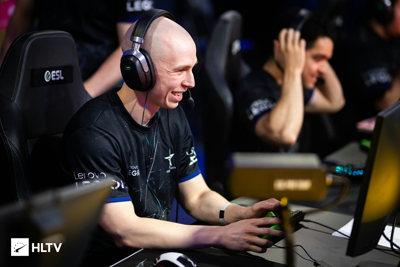 EliGE做客fl0m博客节目探讨CS帧数问题_5EPlay - 5EPlay赛凡网