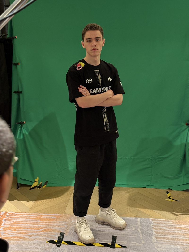 Spirit选手身穿新队服拍摄定妆照 sh1ro比心上海_5EPlay - 5EPlay赛凡网