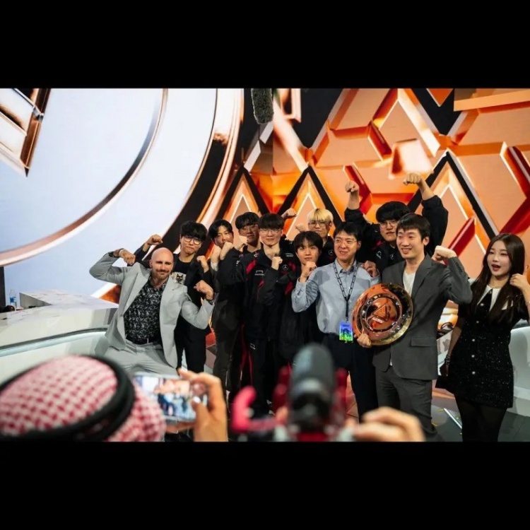 T1.Roach教练发布EWC和S赛夺冠图：今年也证明自己的家伙们_5EPlay - 5EPlay赛凡网