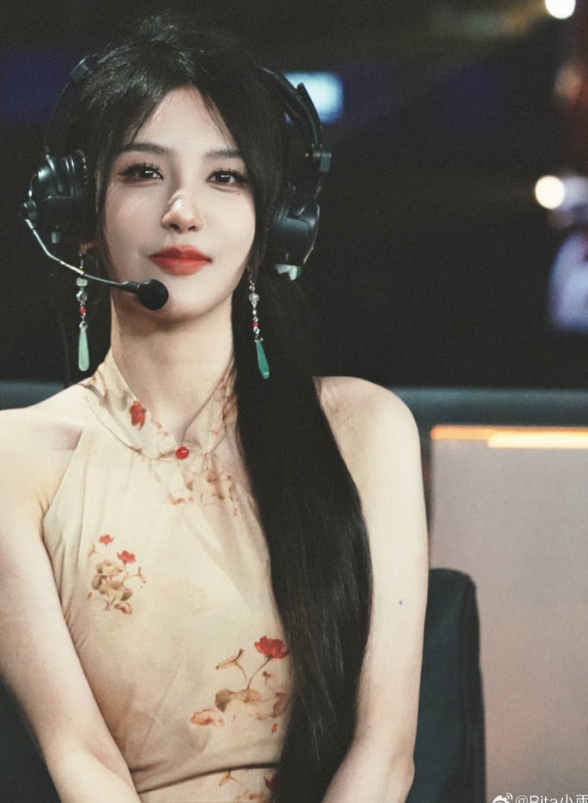 LPL美女解说Rita年度照片精选：颜值这块 真的没输过..._5EPlay - 5EPlay赛凡网