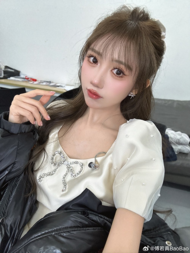 LPL主持人BaoBao晒照：新赛季第一班 也是回归LPL整整两周年_5EPlay - 5EPlay赛凡网