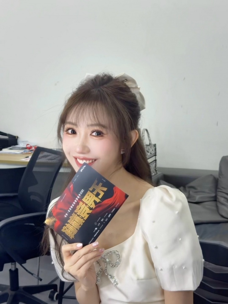 LPL主持人BaoBao晒照：新赛季第一班 也是回归LPL整整两周年_5EPlay - 5EPlay赛凡网